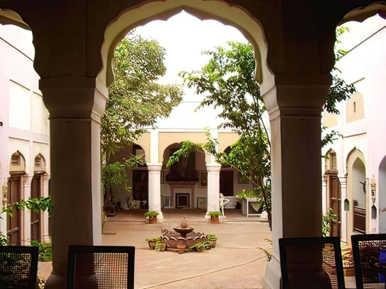 Advantages & Disadvantages of Courtyards in Architecture