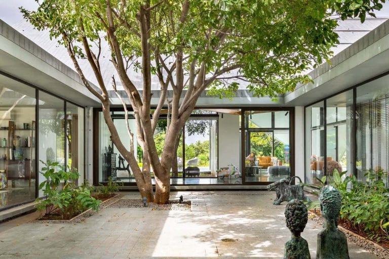 Advantages & Disadvantages of Courtyards in Architecture