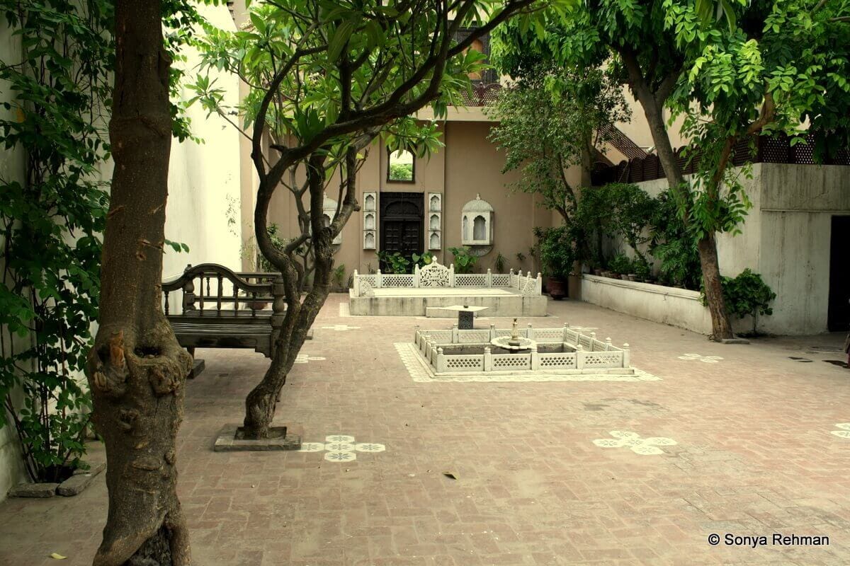 Advantages & Disadvantages of Courtyards in Architecture