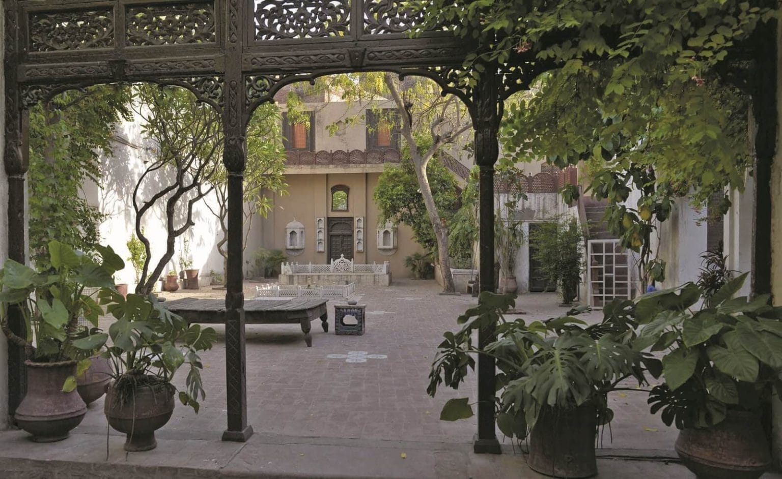 Advantages & Disadvantages of Courtyards in Architecture