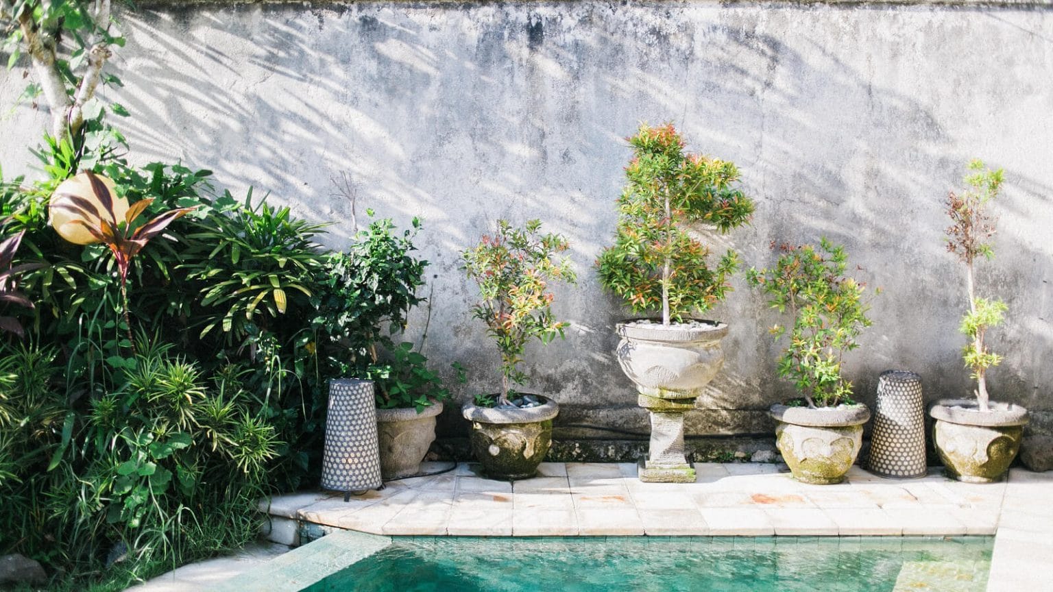 Advantages & Disadvantages of Courtyards in Architecture